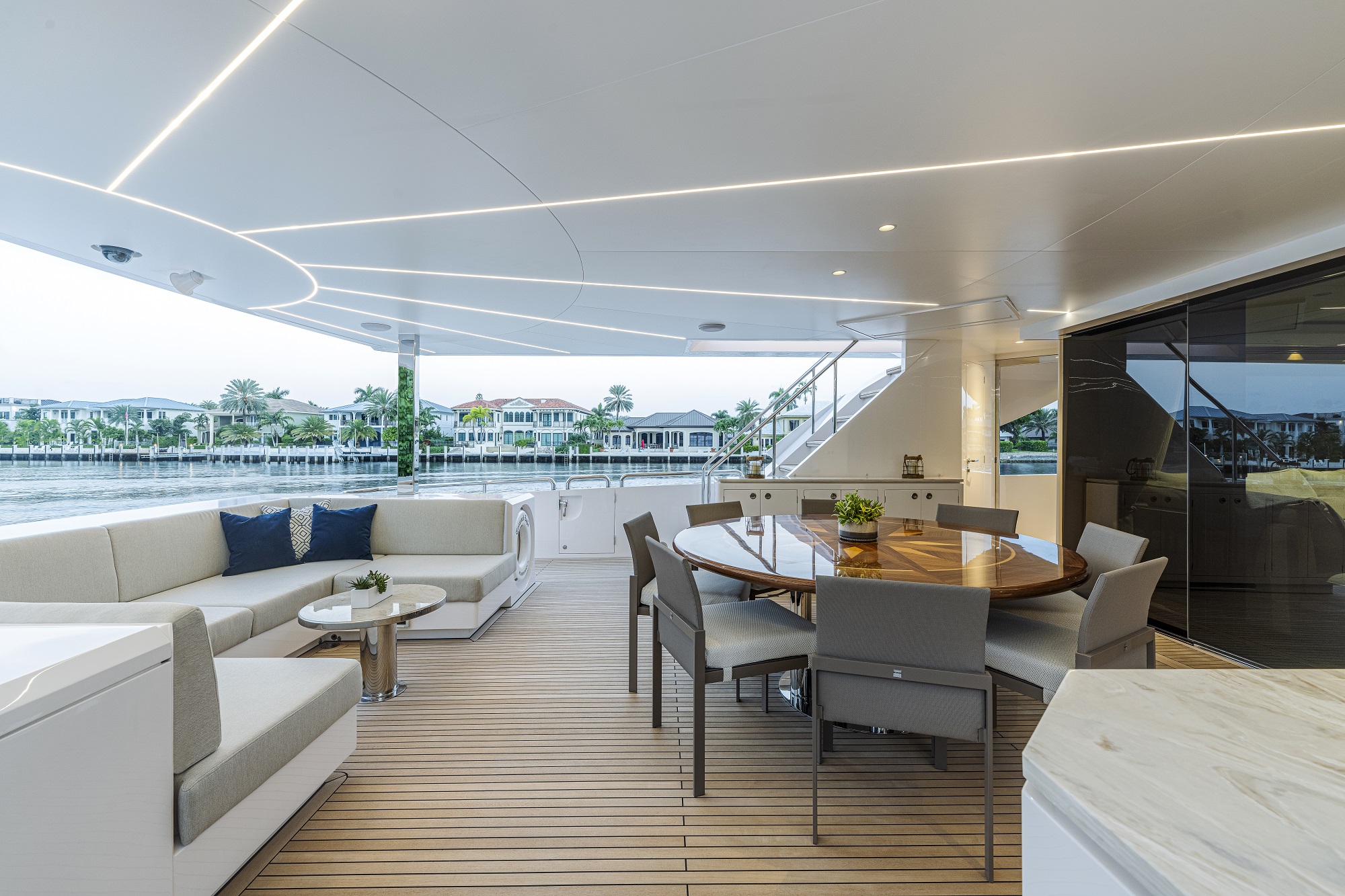 Yacht CROWNED EAGLE, Horizon Yachts | CHARTERWORLD Luxury Superyacht ...